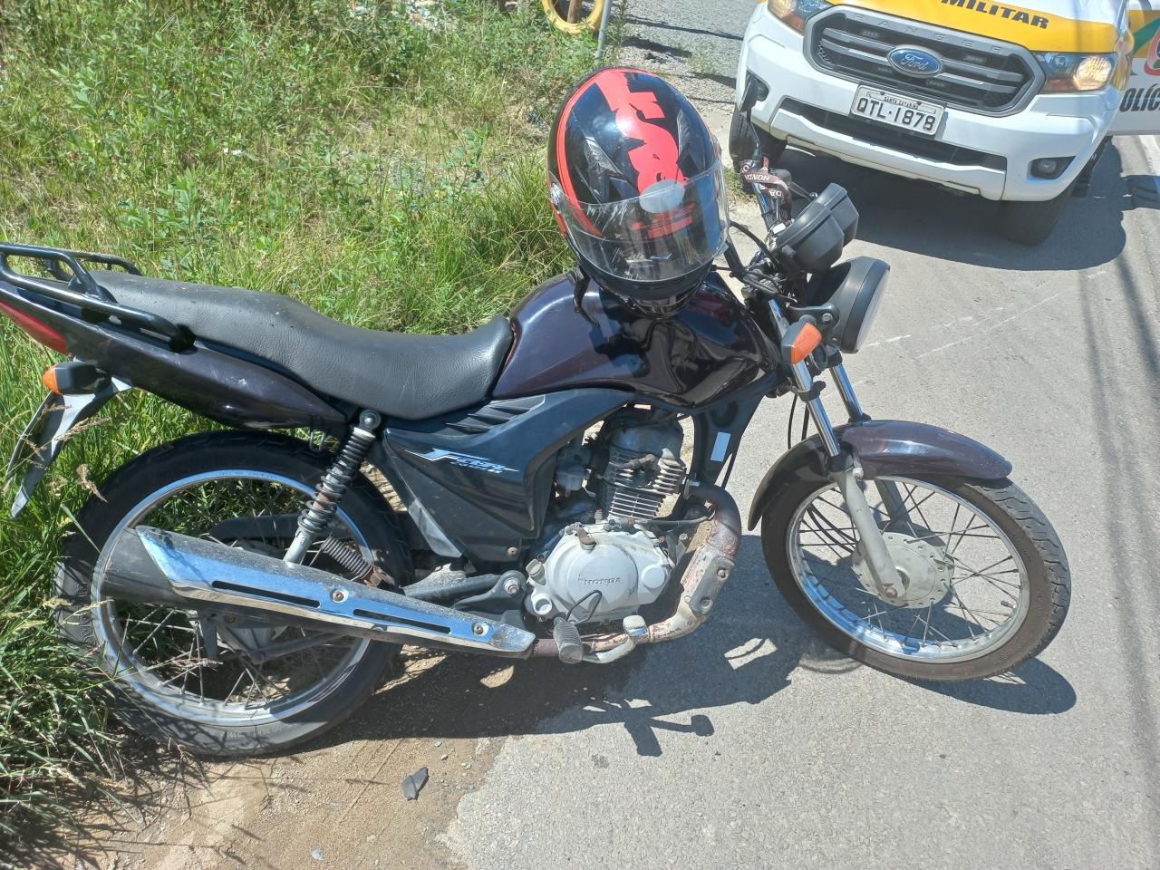 Moto e carro se envolvem em acidente na Rodovia Paulo Stuart Wright ...