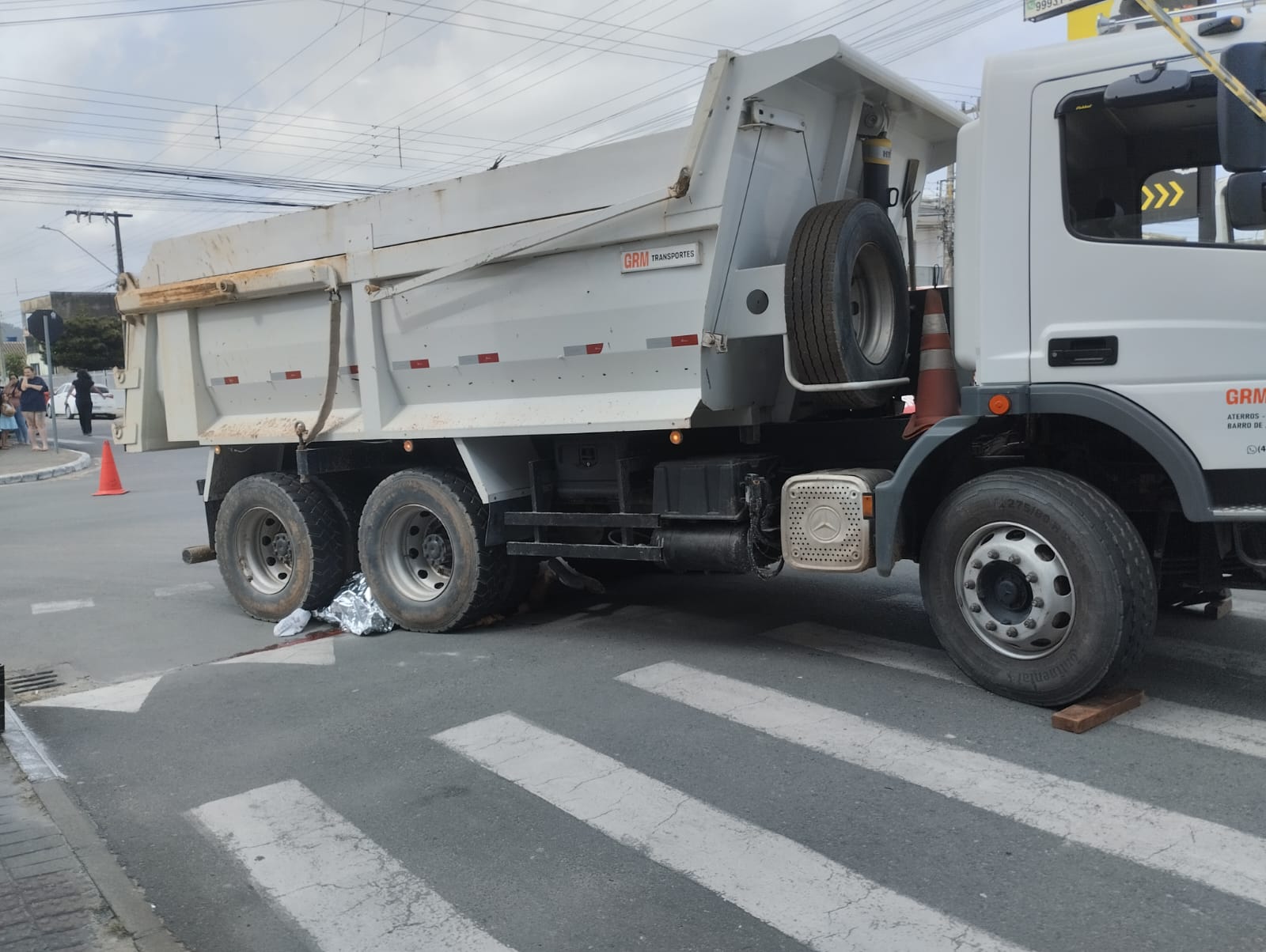 Homem morre ao cair de bicicleta e ser esmagado pelo rodado de caminhão ...